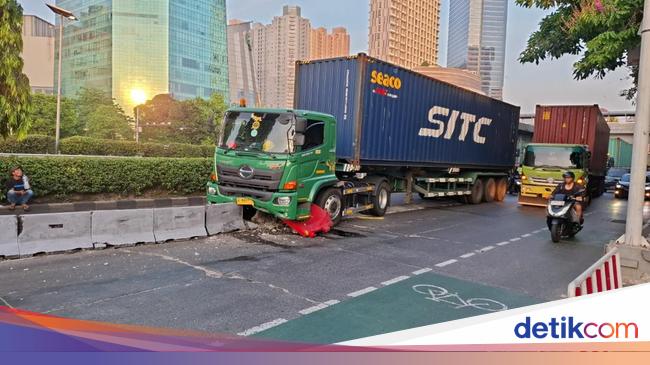 Truk Kontainer Tabrak Separator, Lalin Layang Gelong Jakbar Macet