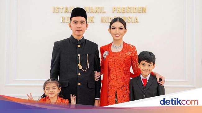 8 Pemotretan Perdana Keluarga Wapres RI Gibran Rakabuming, Kompak & Elegan 8 Pemotretan Perdana Keluarga Wapres RI Gibran Rakabuming, Kompak & Elegan