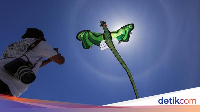 Wow! Ada 'Naga' Terbang di Langit Afrika Selatan