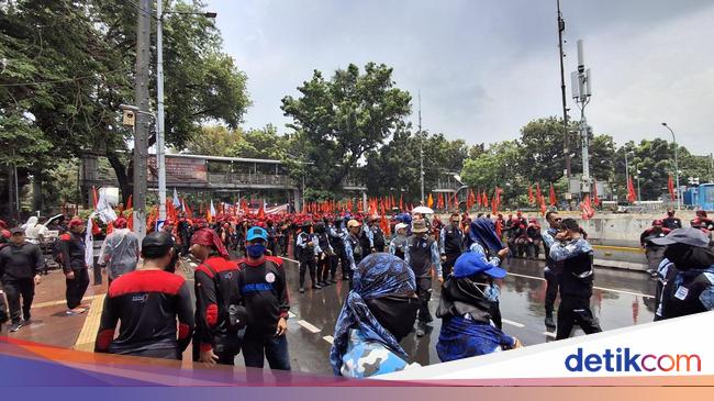 Massa Buruh Demo di Patung Kuda, Jl Merdeka Barat ke Arah Istana Ditutup