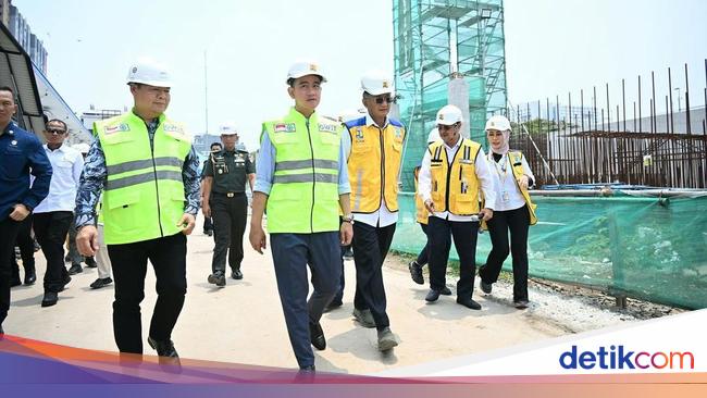 Gibran Blusukan Cek Proyek Air di Jakarta