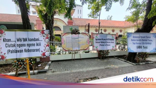 Karangan Bunga Penuhi PN Surabaya Usai 3 Hakimnya Jadi Tersangka Suap