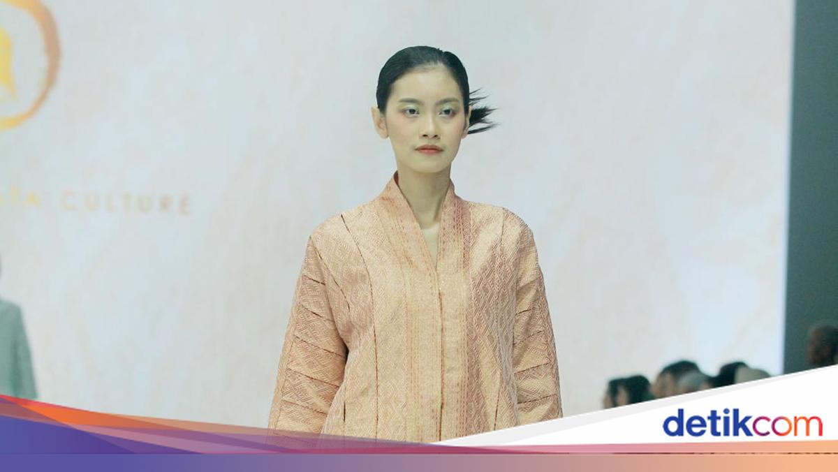 10 Koleksi Oscar Lawalata Culture di JFW 2025, Busana Tenun Songket Halaban