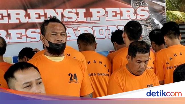 Polisi Pamerkan Dua Anggota Ormas Pemukul Bartender di Kerobokan