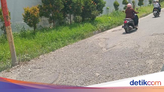Jalan Melati Deli Serdang Rusak Parah, Pemotor Jatuh hingga Luka Parah