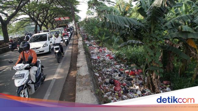 Tumpukan Sampah di Pamulang Picu Bau Tak Sedap