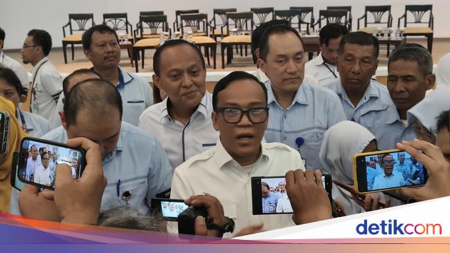 Tangis Buruh Sritex Pecah Usai Wamenaker Pastikan Tak Ada PHK Tangis Buruh Sritex Pecah Usai Wamenaker Pastikan Tak Ada PHK