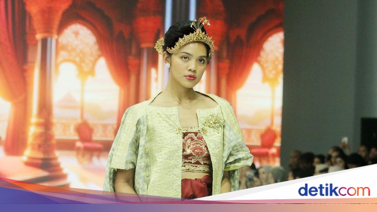 8 Koleksi Busana Era Soekamto di JFW 2025, Hadirkan Tenun Cual Khas Sambas