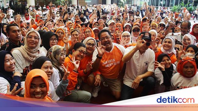 Rano Karno Senam Bareng Emak-emak di Pondok Labu