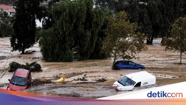 Penampakan Mobil-mobil Disapu Banjir di Spanyol