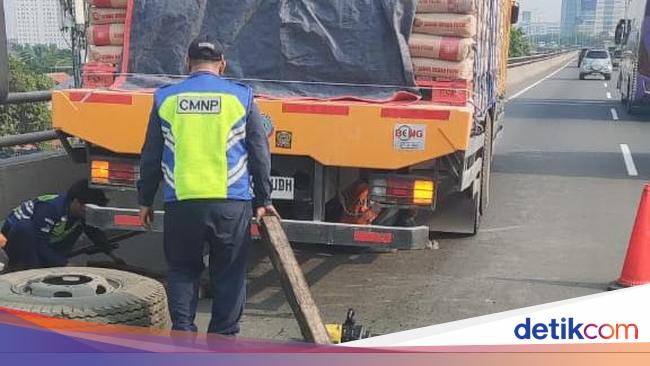 Truk Gangguan di Tol Wiyoto Wiyono, Lalin Cawang-Rawamangun Macet