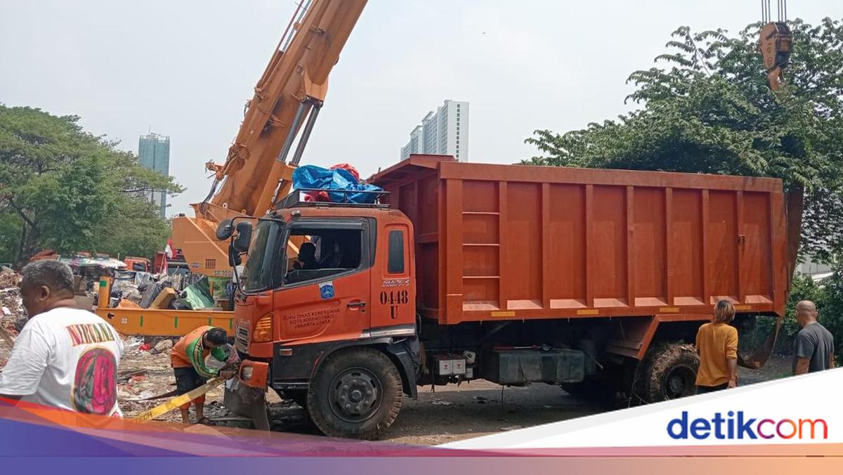 Truk Sampah Terperosok ke Kali Sunter, DLH Dalami Dugaan Kelalaian Sopir