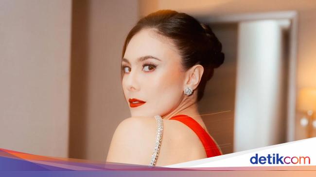 Wulan Guritno Menyala Bergaun Backless Merah