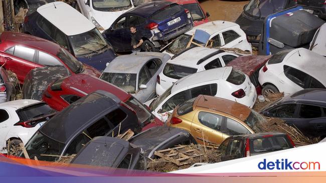 Penampakan Mobil Bertumpuk dan Terbalik Usai Diterjang Banjir di Spanyol