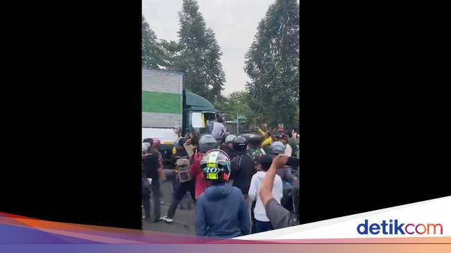 Warganet Kecam Supir Truk Ugal-ugalan di Cipondoh Tangerang
