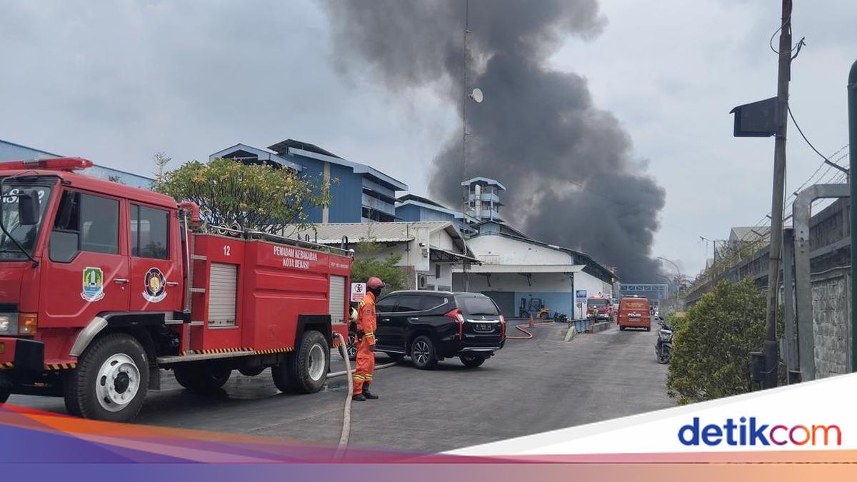 Asap Hitam Masih Membubung Tinggi di Area Kebakaran Pabrik Bekasi