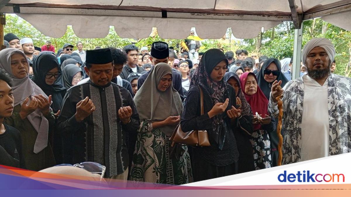 Pesan Duka Dony Ahmad Munir di Pemakaman Anak Drummer Matta Band