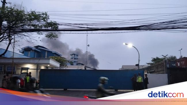 Sudah 12 Jam, Kebakaran Pabrik di Bekasi Belum Padam