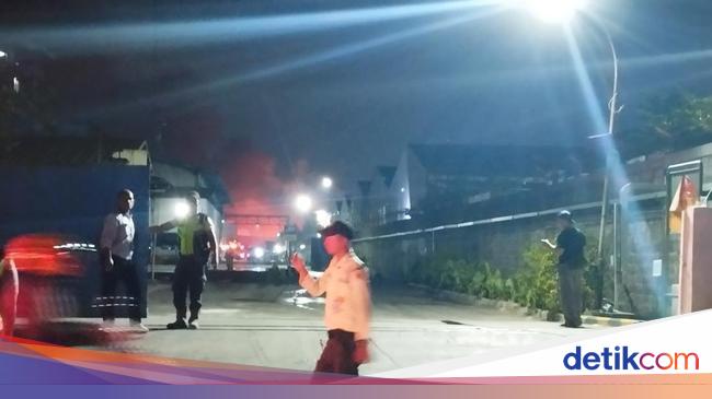Api Masih Menyala, Pakan Ternak Terbakar di Pabrik Bekasi Tertutup Seng Baja