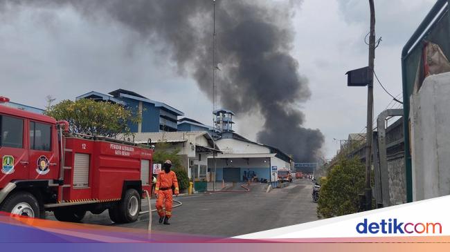 9 Jam Berlalu, Kebakaran Pabrik di Bekasi Belum Padam