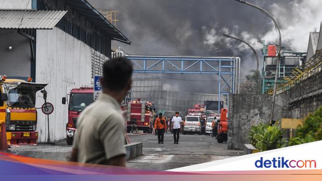 Damkar Duga Kebakaran Pabrik di Bekasi Berasal dari Ledakan Alat Produksi