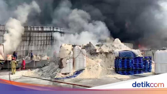 Damkar Berjaga di TKP Kebakaran Pabrik Bekasi, Antisipasi Api Muncul Lagi