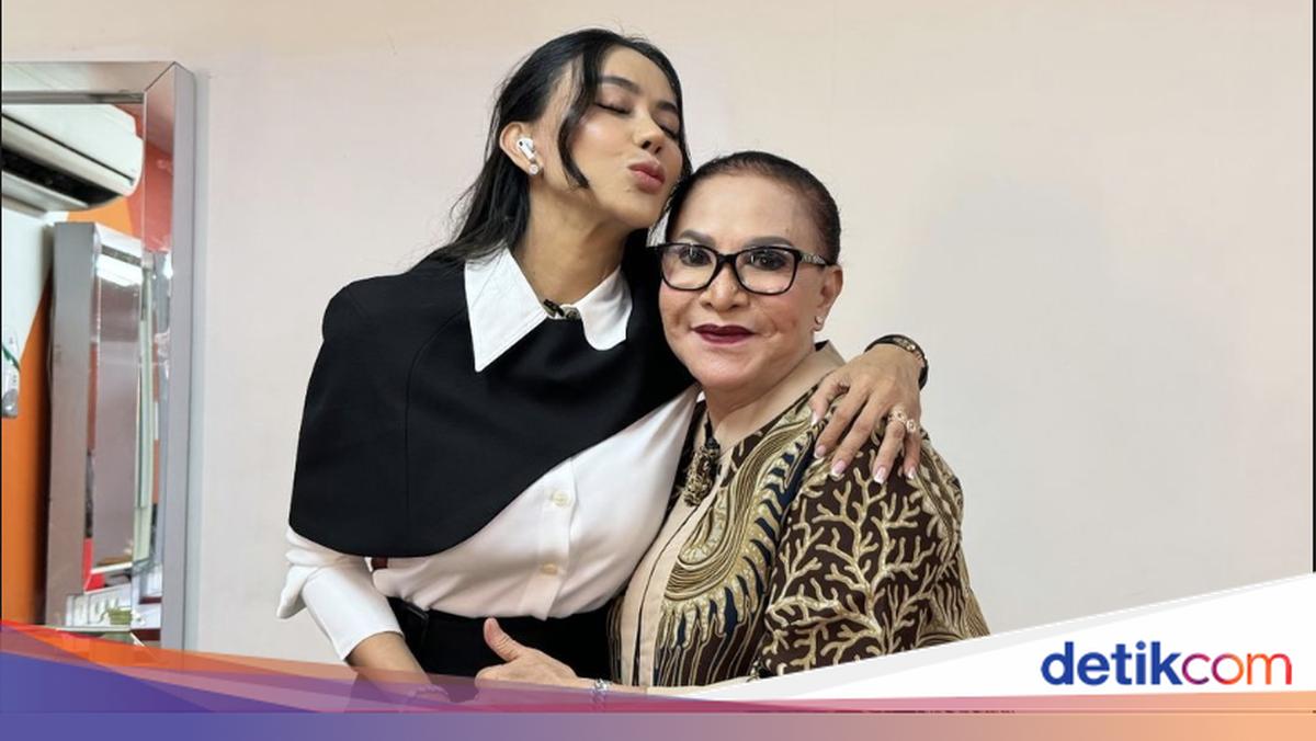 Mpok Atiek Live TikTok Berjam-jam Jadi Pelipur Lara Saat Kesepian