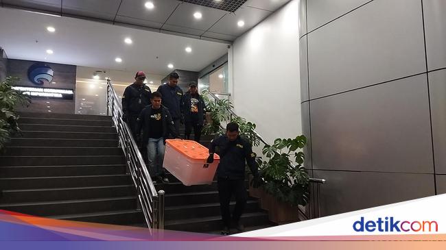 Geledah Kantor Komdigi, Polisi Bawa Satu Boks Kontainer Berisi Komputer