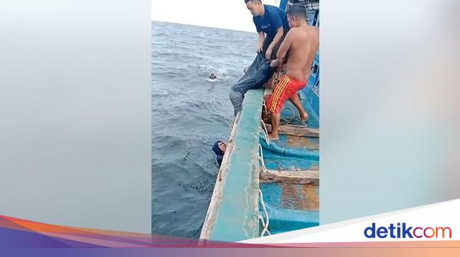 Kapal Nelayan Bawa 14 Awak dari Asahan Karam Kena Ombak, 1 Meninggal-1 ...