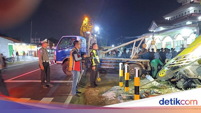 Truk Tabrak Motor Hingga Nyemplung Sungai di Mojokerto, 1 Orang Tewas