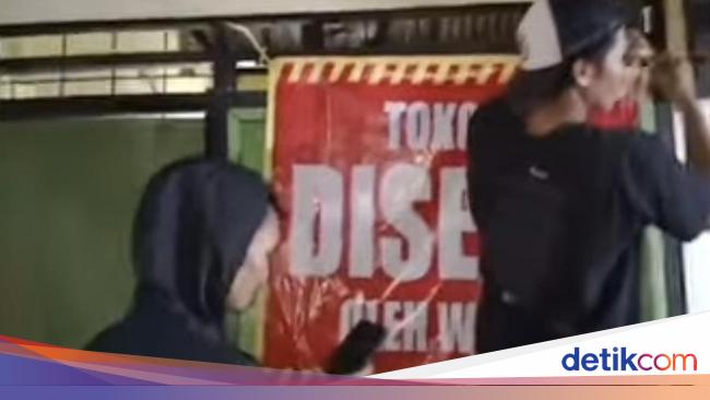 Viral Warga Geruduk Warung Diduga Jual Obat Terlarang di Depok Viral Warga Geruduk Warung Diduga Jual Obat Terlarang di Depok