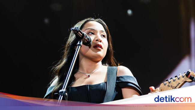 Tangis Bernadya Usai Raih Tiga Piala di AMI Awards 2024