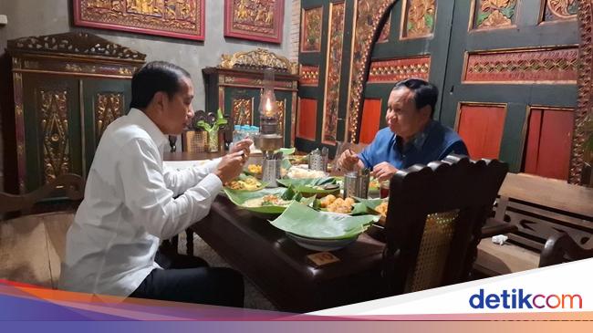 Jokowi Unggah Momen Bersama Prabowo, dari Makan Nasgor-Antar ke Pesawat Jokowi Unggah Momen Bersama Prabowo, dari Makan Nasgor-Antar ke Pesawat