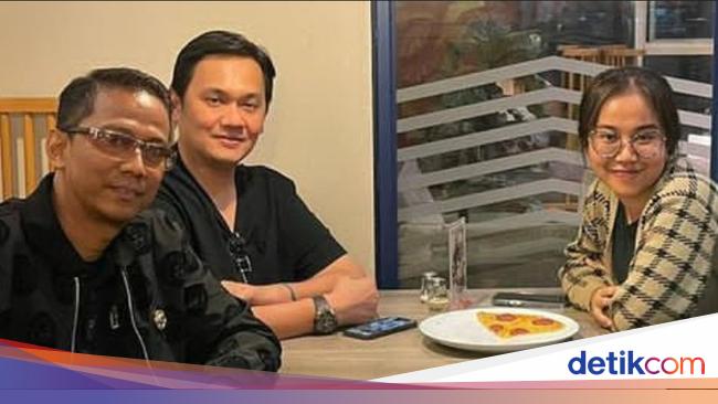 Gaya Farhat Abbas Saat Makan Nasi Tempong hingga Bubur Pontianak