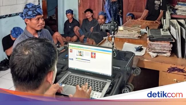 Momen Ratusan Warga Baduy Lakukan Perekaman e-KTP Jelang Pilkada Banten