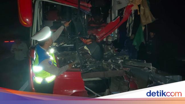 Bus Agra Mas Tabrak Truk di Tol Kendal, 1 Penumpang Tewas