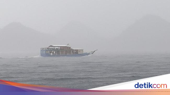 Kapal Wisata Labuan Bajo Waspadai Abu Vulkanik Gunung Lewotobi Laki-laki