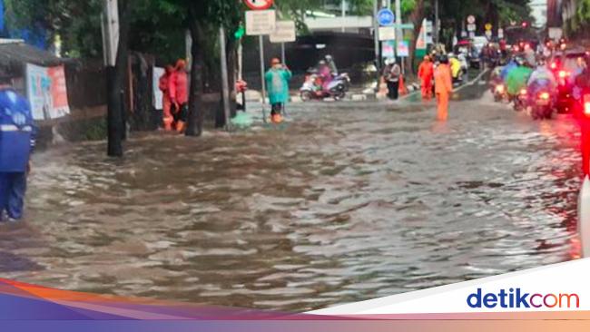 Cerita Warga Kena Macet Hampir 2 Jam dari Cilandak ke Senayan gegara Banjir