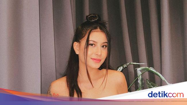 Romantis! Awkarin dan Kekasihnya Aby saat Dinner dan Hangout