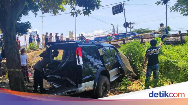 Mobil Ford Tertabrak KA Tawang Alun di Pasuruan, Ini Kondisi 5 Penumpang