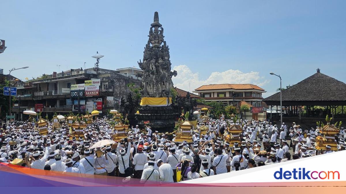 Ribuan Umat Iringi Tradisi Sakral Macepuk di Catus Pata Klungkung