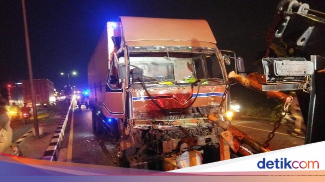 Tronton Seruduk Truk Boks di Jalan Ceper Klaten, Sopir Sempat Terjepit