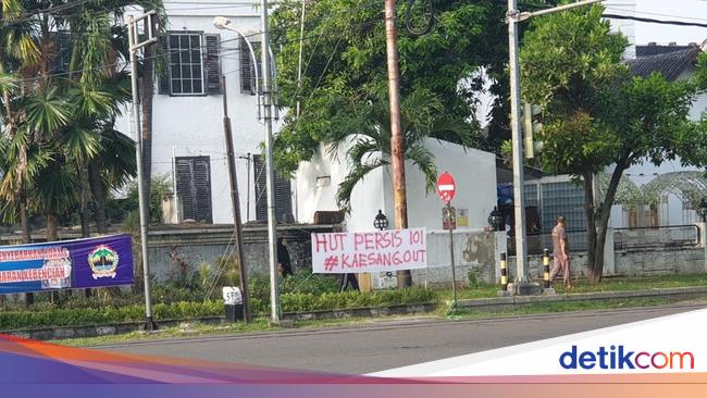 Spanduk #Kaesangout Jadi 'Kado' Ultah ke-101 Persis Solo