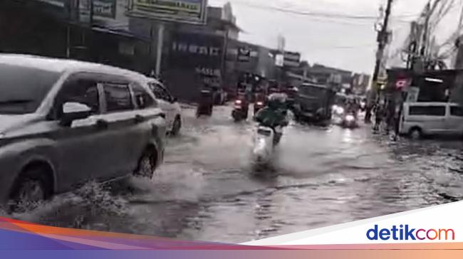 Jalanan di Mampang Depok Sempat Tergenang Air Usai Hujan Deras