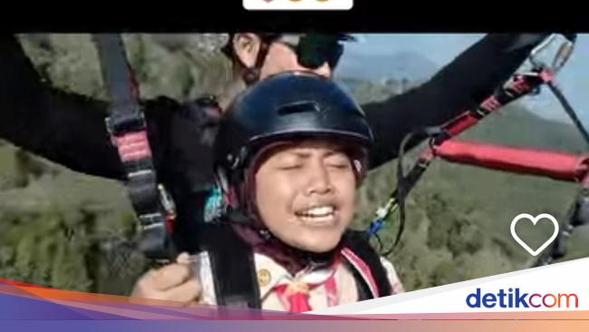 Ekspresi Lucu Siswi Berbaju Pramuka Naik Paralayang: Sik Pingin Kuliah Unair!