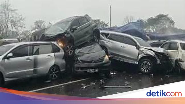 Tabrakan Beruntun di Tol Cipularang, Mobil-mobil Bertumpukan