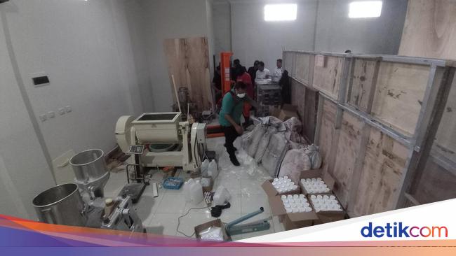Tumpukan Dus Air Mineral Jadi Kamuflase Pabrik Pil Setan Tasikmalaya