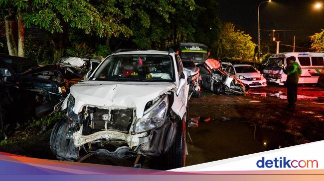 Mobil Korban Kecelakaan Beruntun di Tol Cipularang Dievakuasi