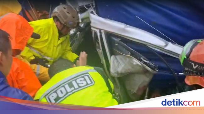 Petugas Evakuasi Korban Terjepit di Tabrakan Beruntun Tol Cipularang KM 92