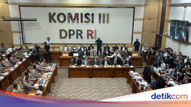Ketua Komisi III DPR Kenalkan 'Fraksi Kehormatan' Saat Rapat Bareng Kapolri Ketua Komisi III DPR Kenalkan 'Fraksi Kehormatan' Saat Rapat Bareng Kapolri